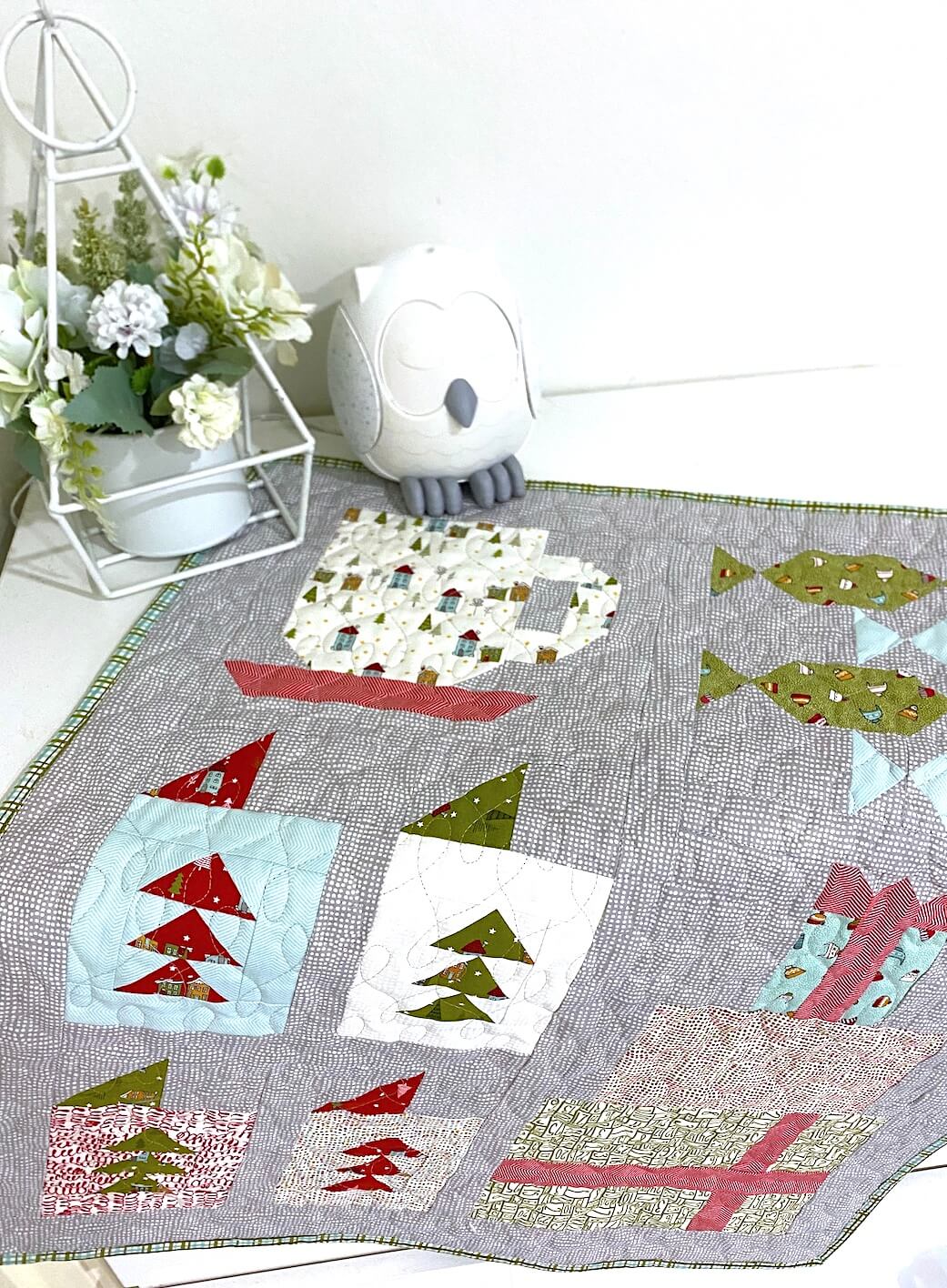 A finished Quilt: Christmas Time Quilt-A-long Free Pattern - The Little ...